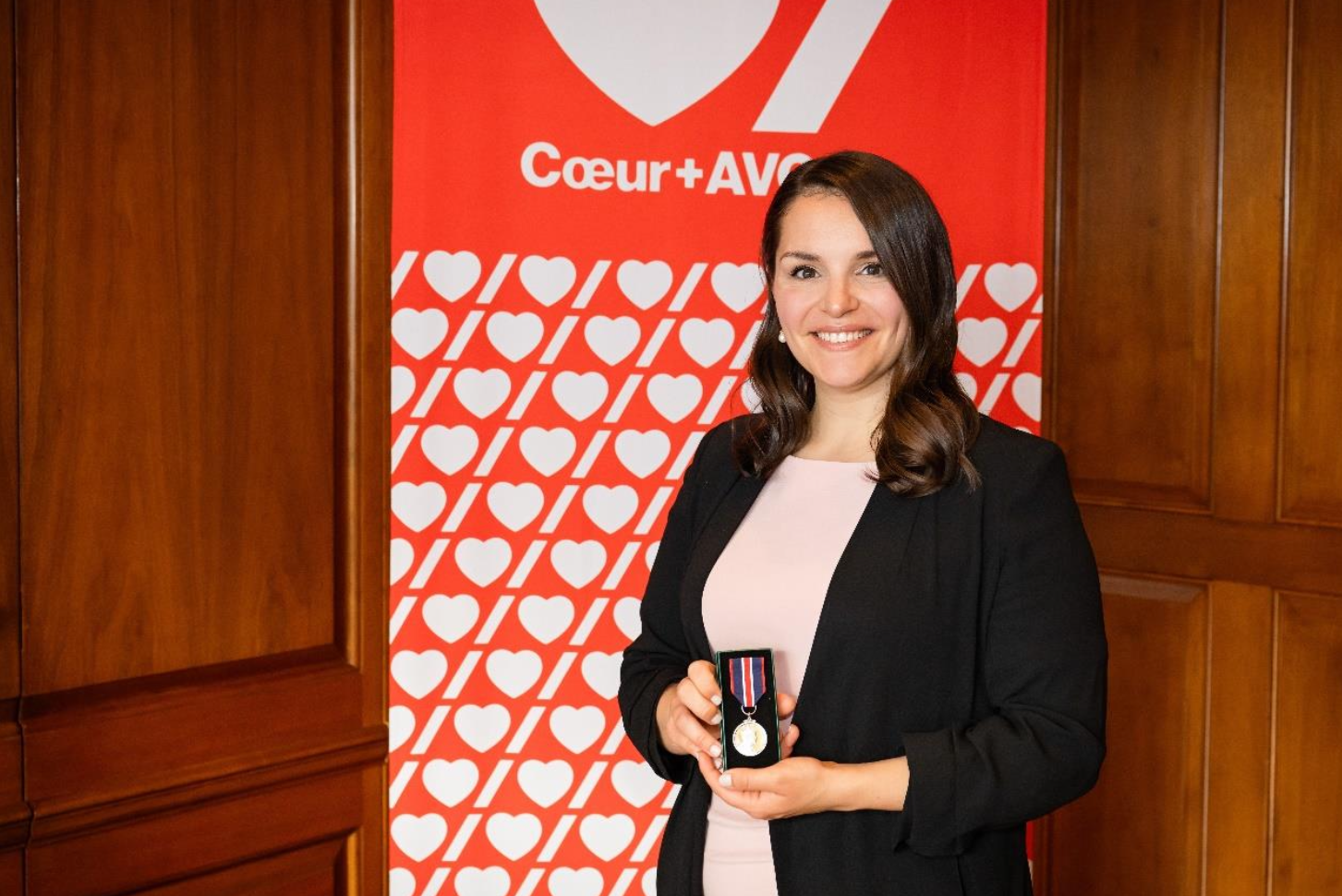 La Dre Christine Pacheco a reçu la Médaille du couronnement du roi ...